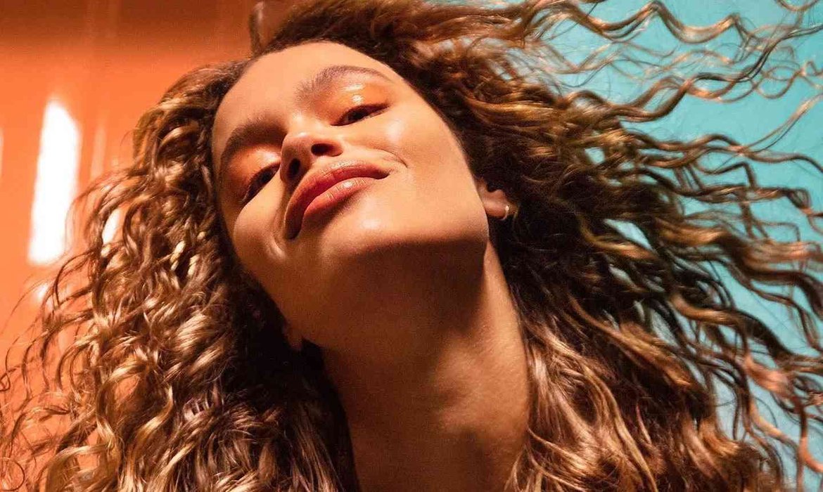 Tintes para pelo rizado y cómo conseguir una buena coloración | L'Oréal ...