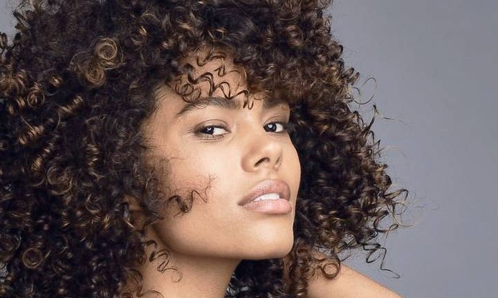 Tintes para pelo rizado y cómo conseguir una buena coloración | L'Oréal ...