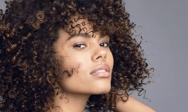 Consejos para reducir el frizz del pelo rizado y productos para ...