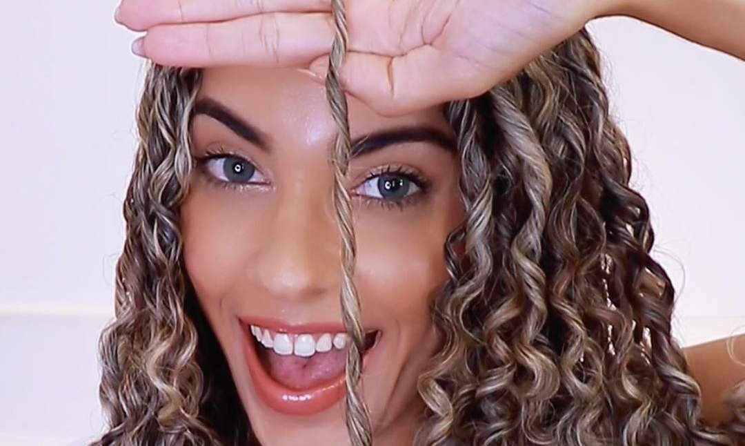 Consejos para reducir el frizz del pelo rizado y productos para ...