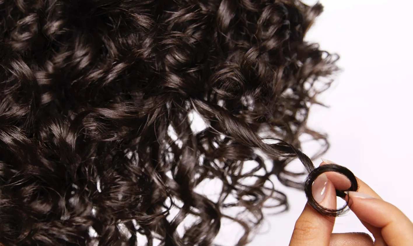 Consejos para reducir el frizz del pelo rizado y productos para ...