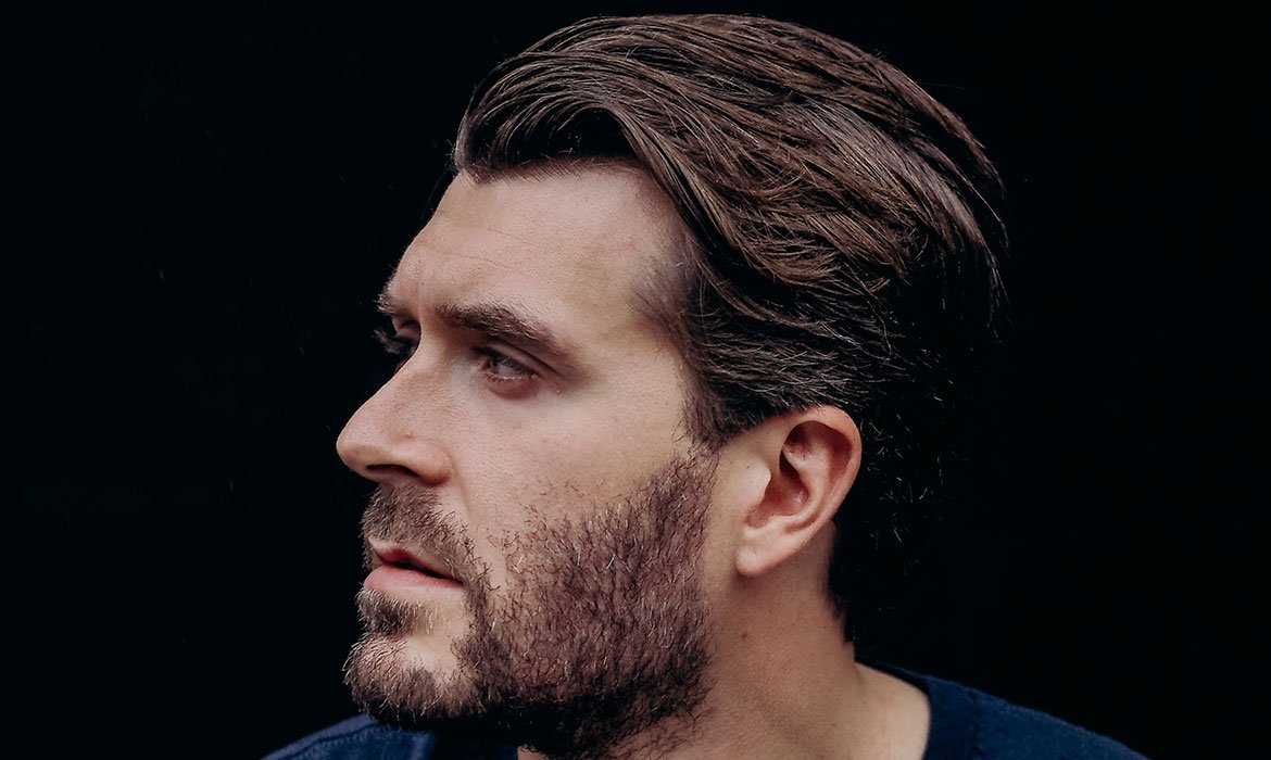 Hombres jóvenes con canas: ¿potenciarlas o teñirlas? | L’Oréal Paris