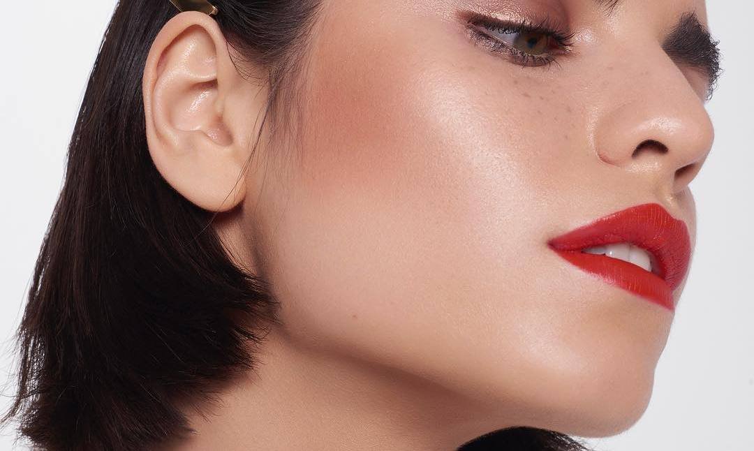 Cómo disimular papada con maquillaje | L'Oréal Paris