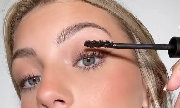 Maquillaje para ojos hinchados paso a paso| L'Oréal Paris